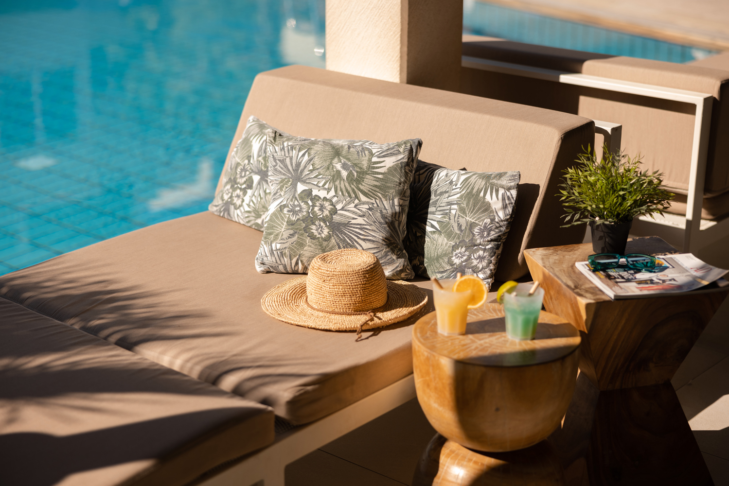 Pool lounge2 - Waterman Svpetrvs Resort
